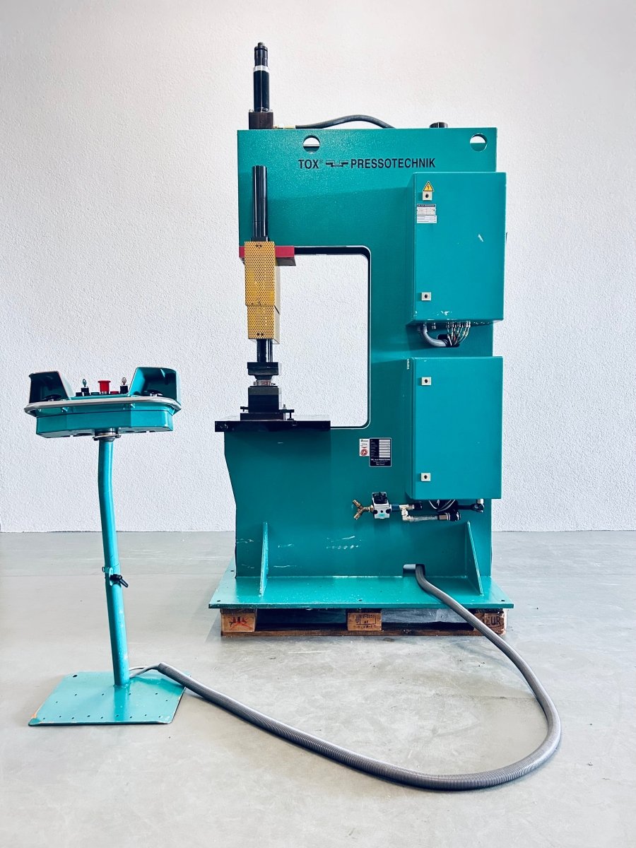 Hydro-pneumatic press Tox Pressotechnik PCG 008.011